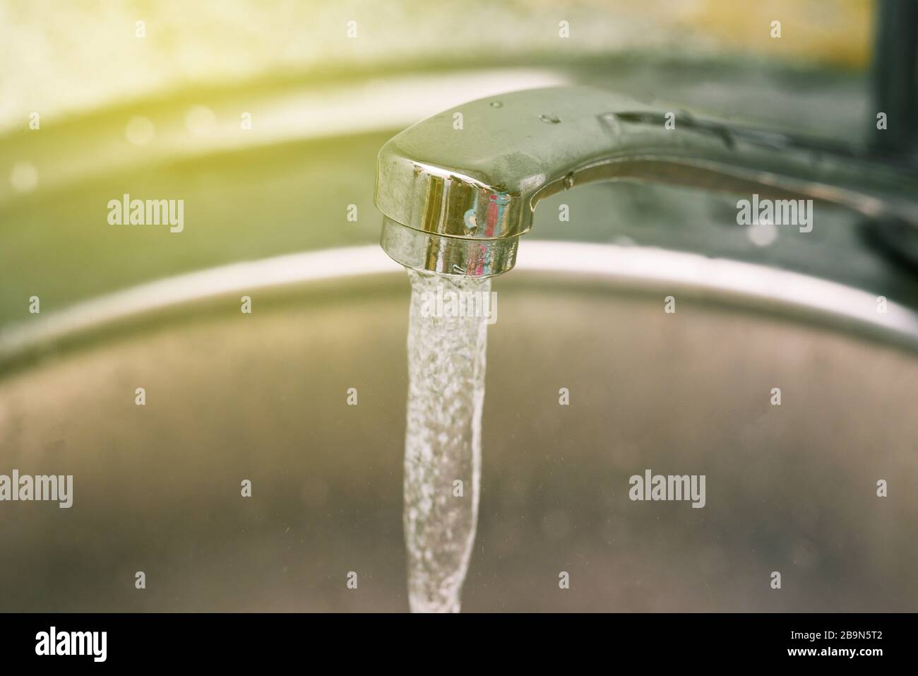Elegantes Heißes Wasser Aus Dem Hahn Ebenbild
