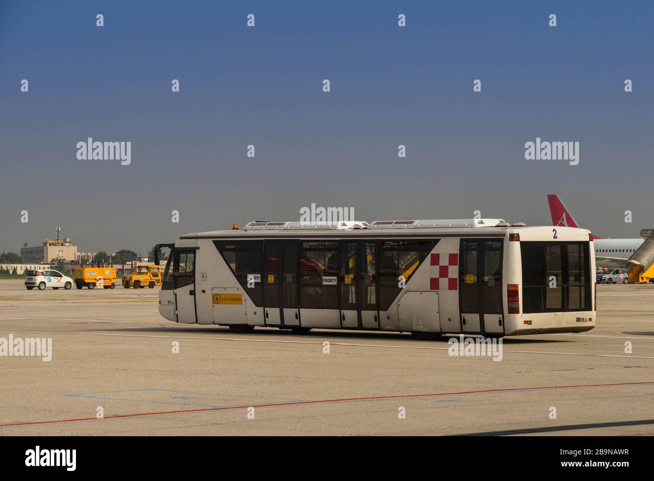 Airport transfer bus -Fotos und -Bildmaterial in hoher Auflösung – Alamy