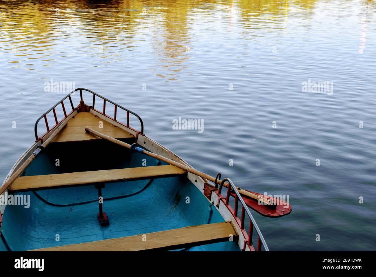 Metallteile in einem ruderboot -Fotos und -Bildmaterial in hoher ...