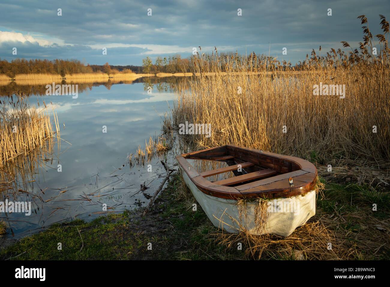 Kleines Boot Am Strand Stockfotos und -bilder Kaufen - Alamy