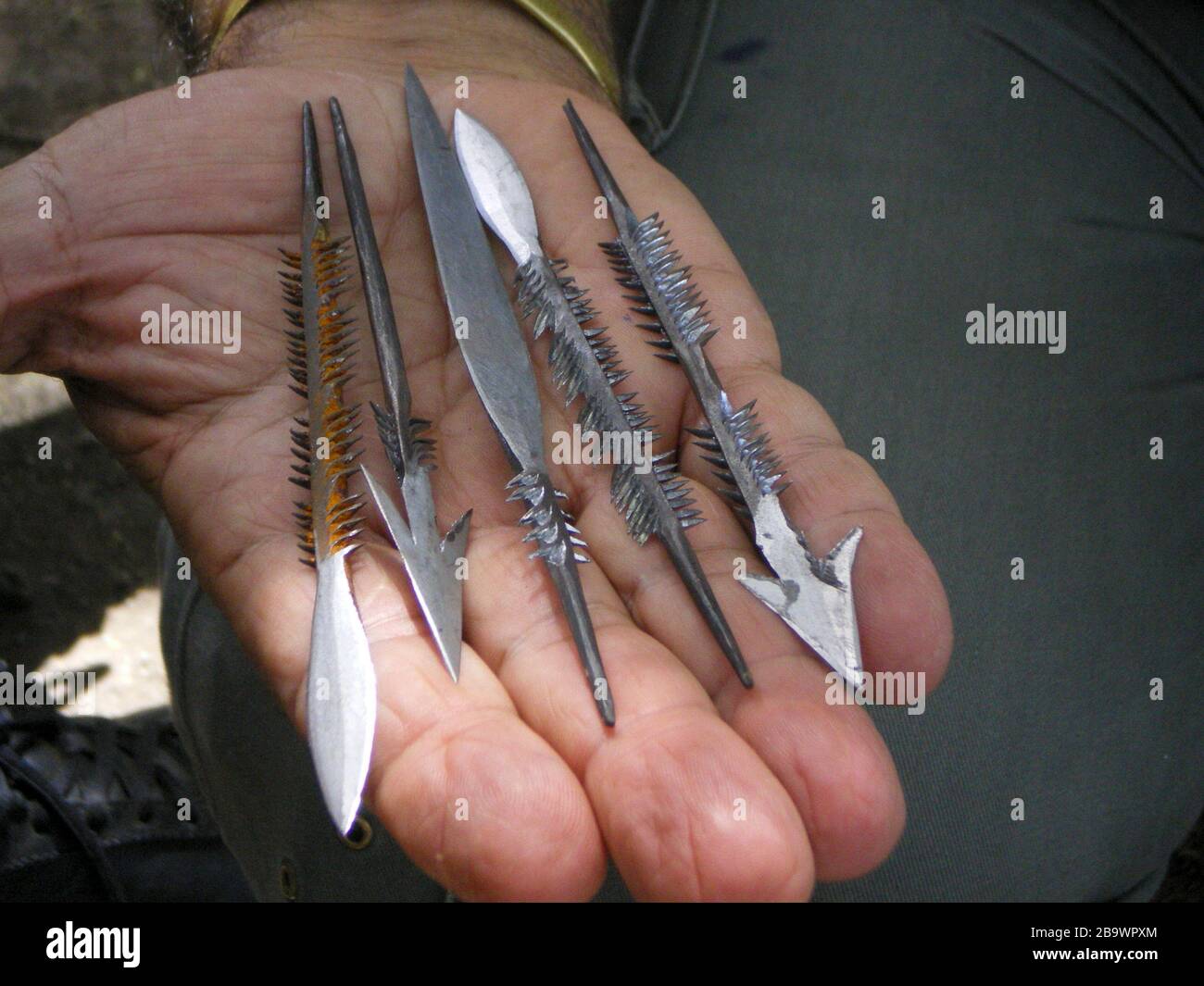 Pfeilspitzen und Speere, die vom Stamm der Gidonwoduk, dem ehemaligen ...