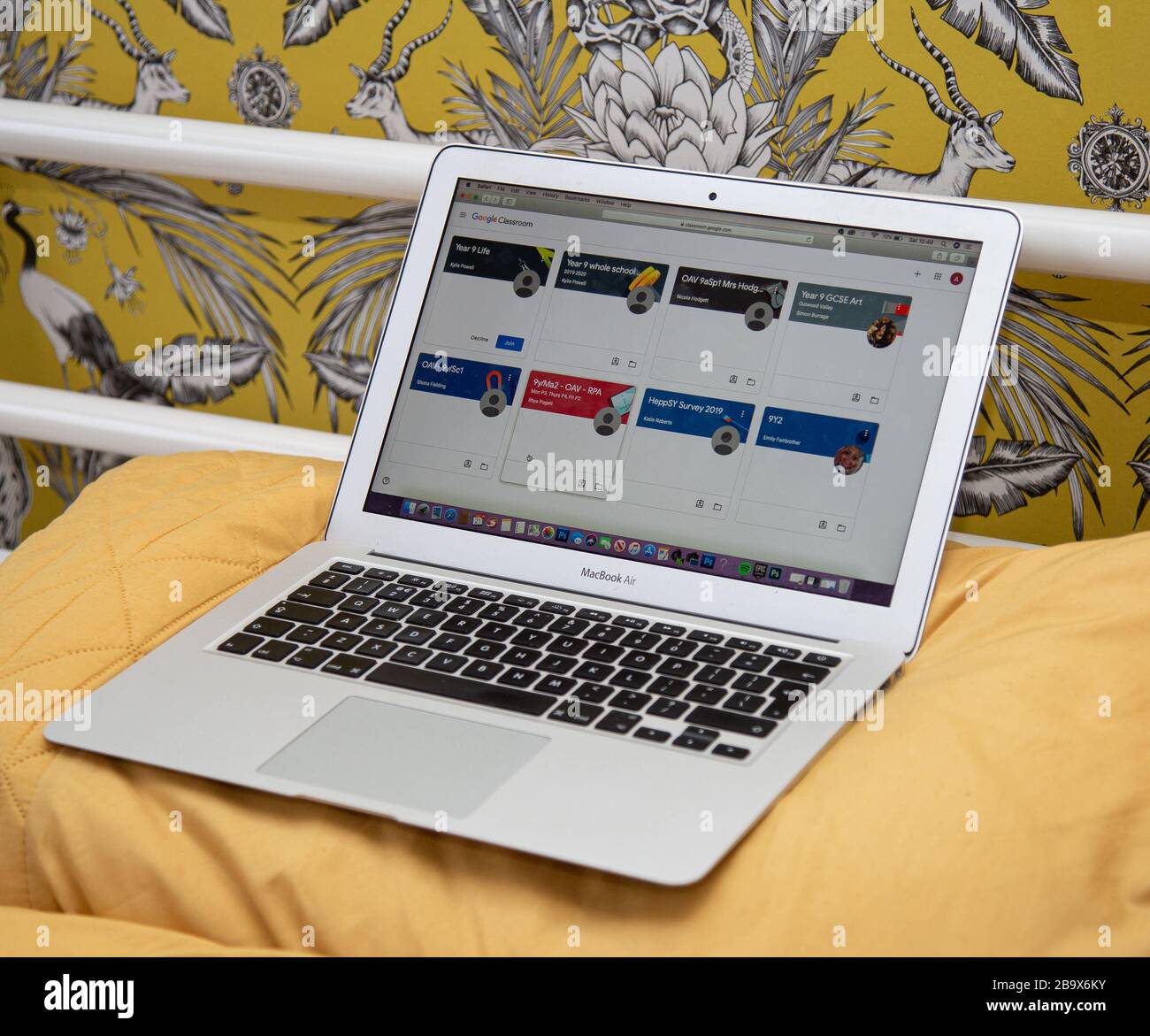 Schularbeiten zu google classroom coronavirus -Fotos und -Bildmaterial ...