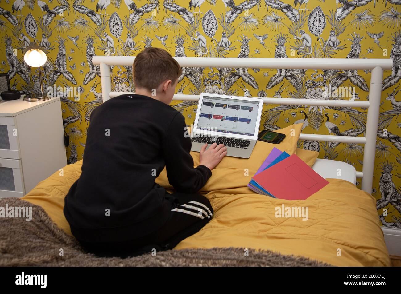 Schularbeiten an google classroom covid 19 -Fotos und -Bildmaterial in ...