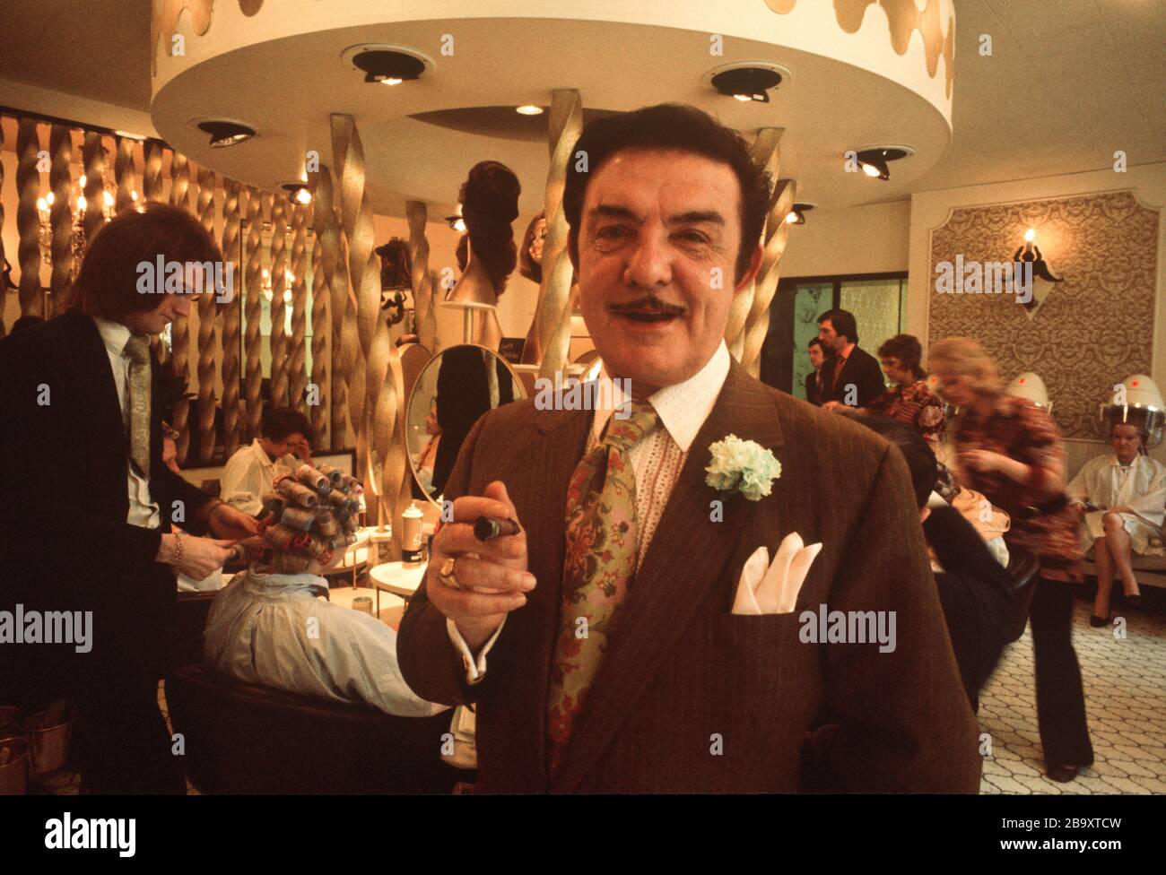 Teasy weasy friseur -Fotos und -Bildmaterial in hoher Auflösung – Alamy