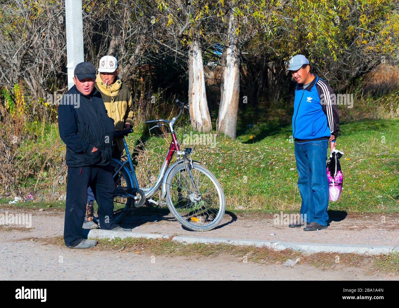 Drei einheimische Kirgisen in einem ländlichen Gebiet in der Region ...