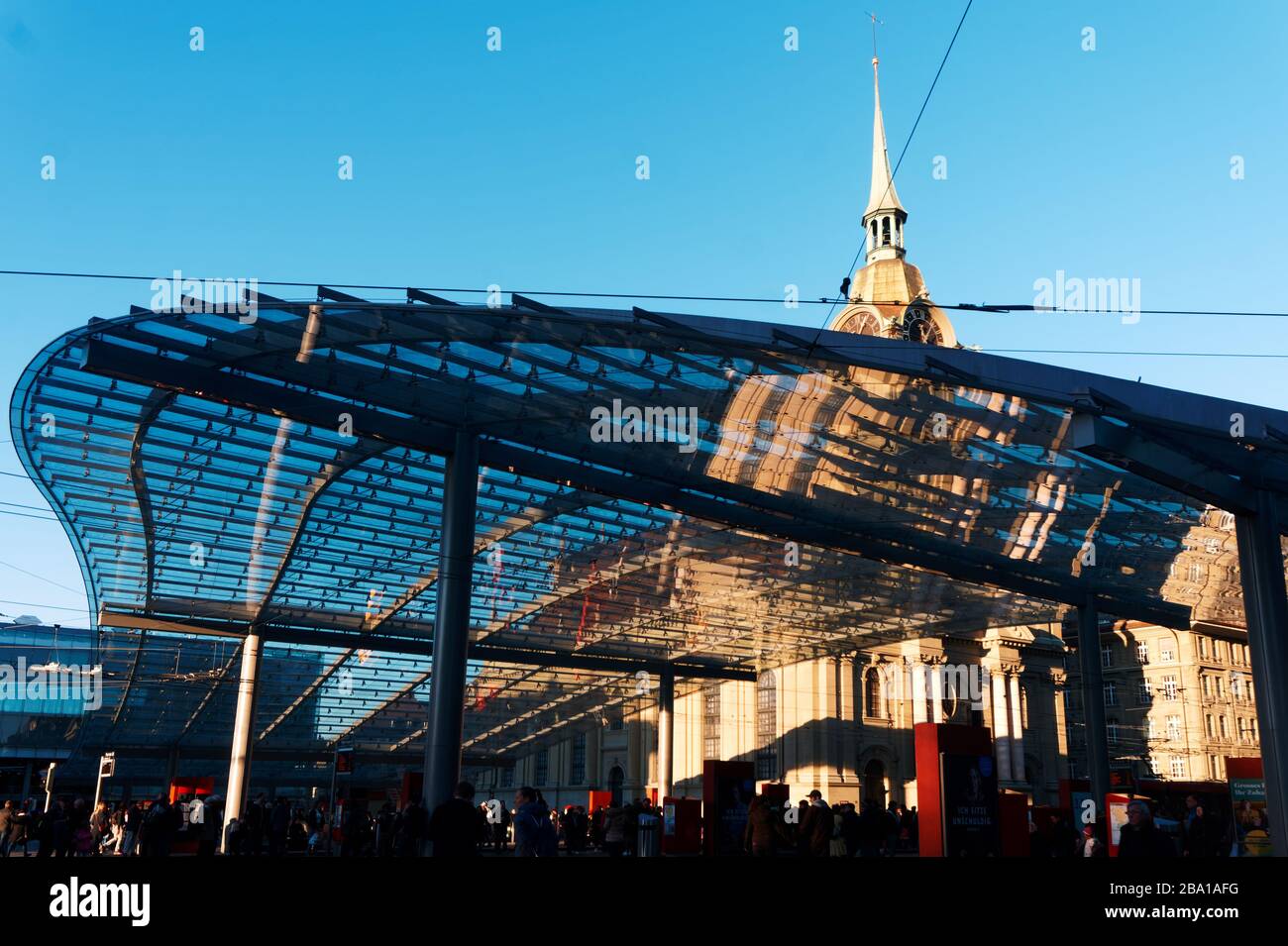 Bahnhof Bern. Transparentes Glasdach der Tramway Terminal gegen blauen ...