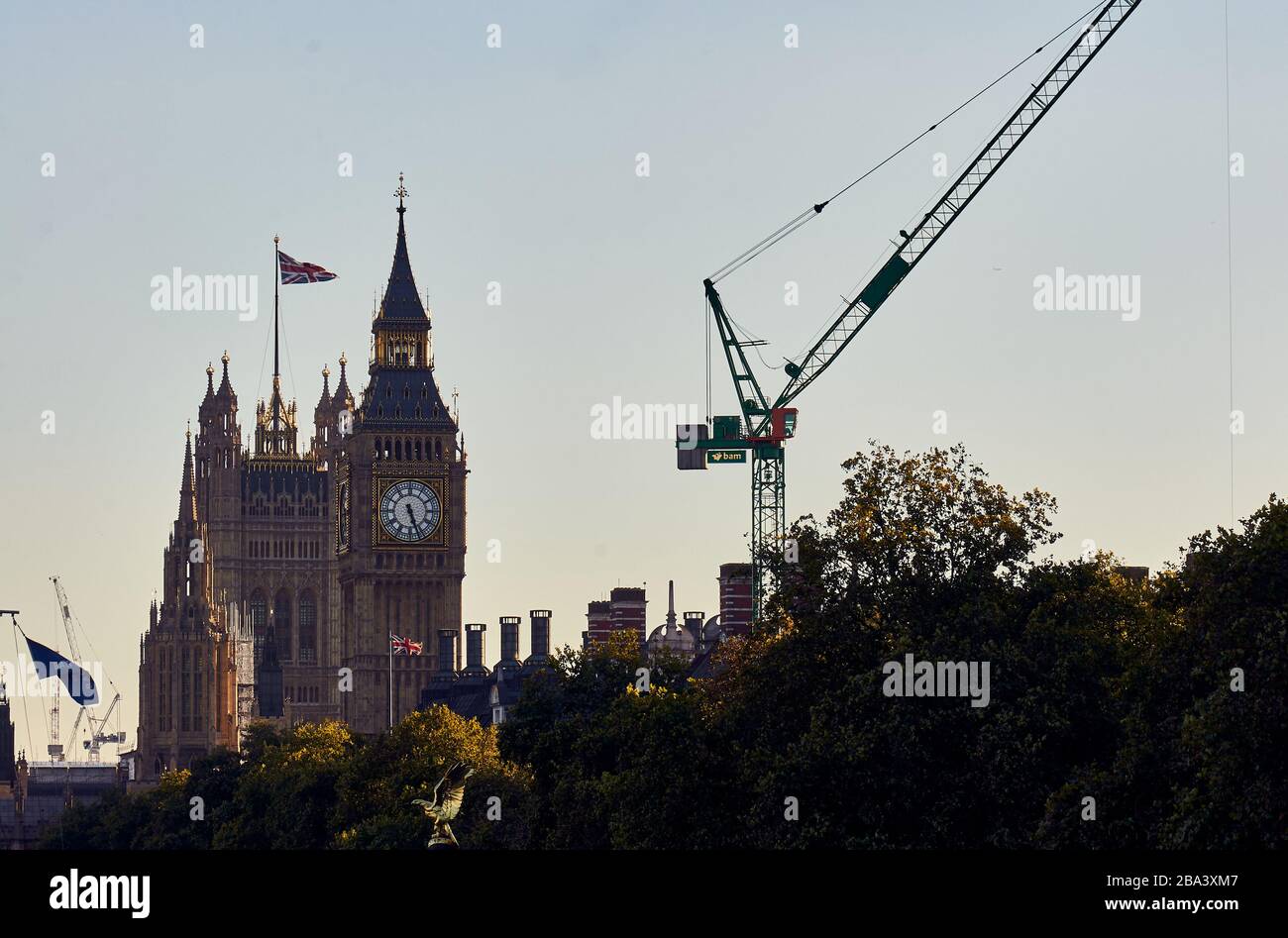 Kran big ben -Fotos und -Bildmaterial in hoher Auflösung – Alamy