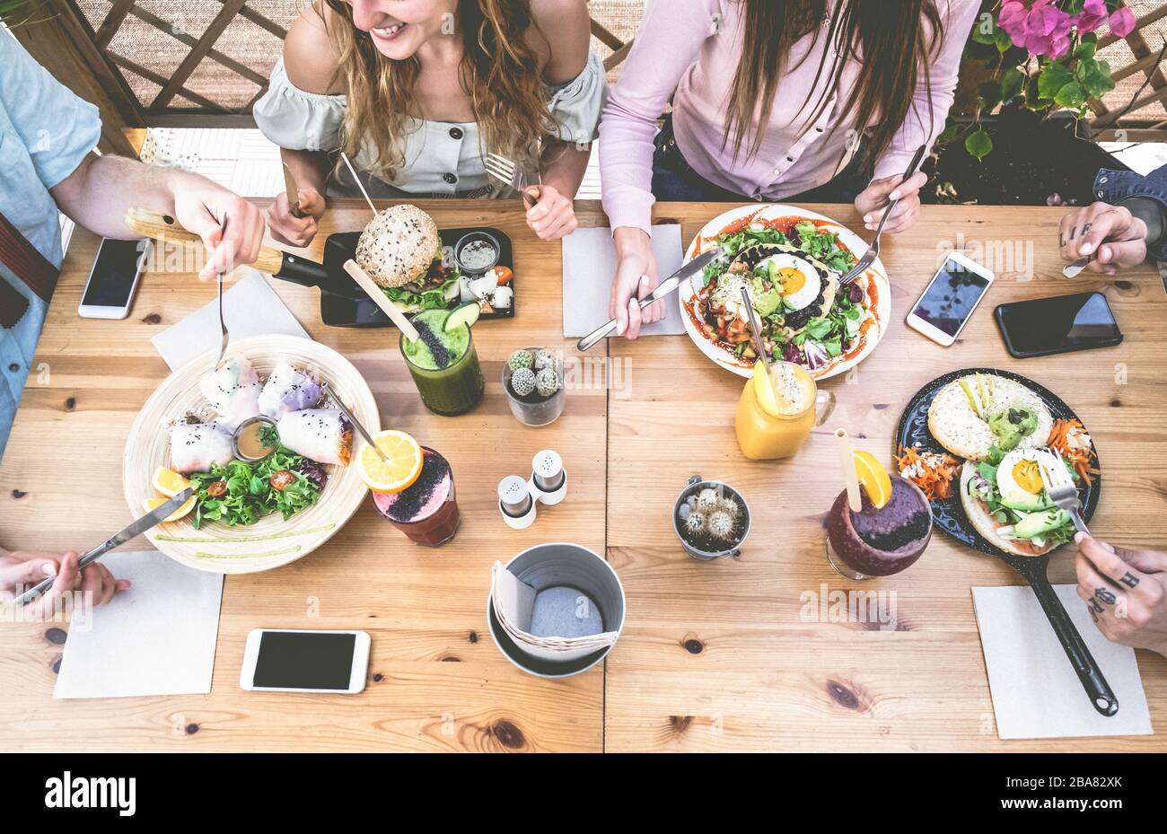 Leute Mittagessen Stockfotos und -bilder Kaufen - Alamy