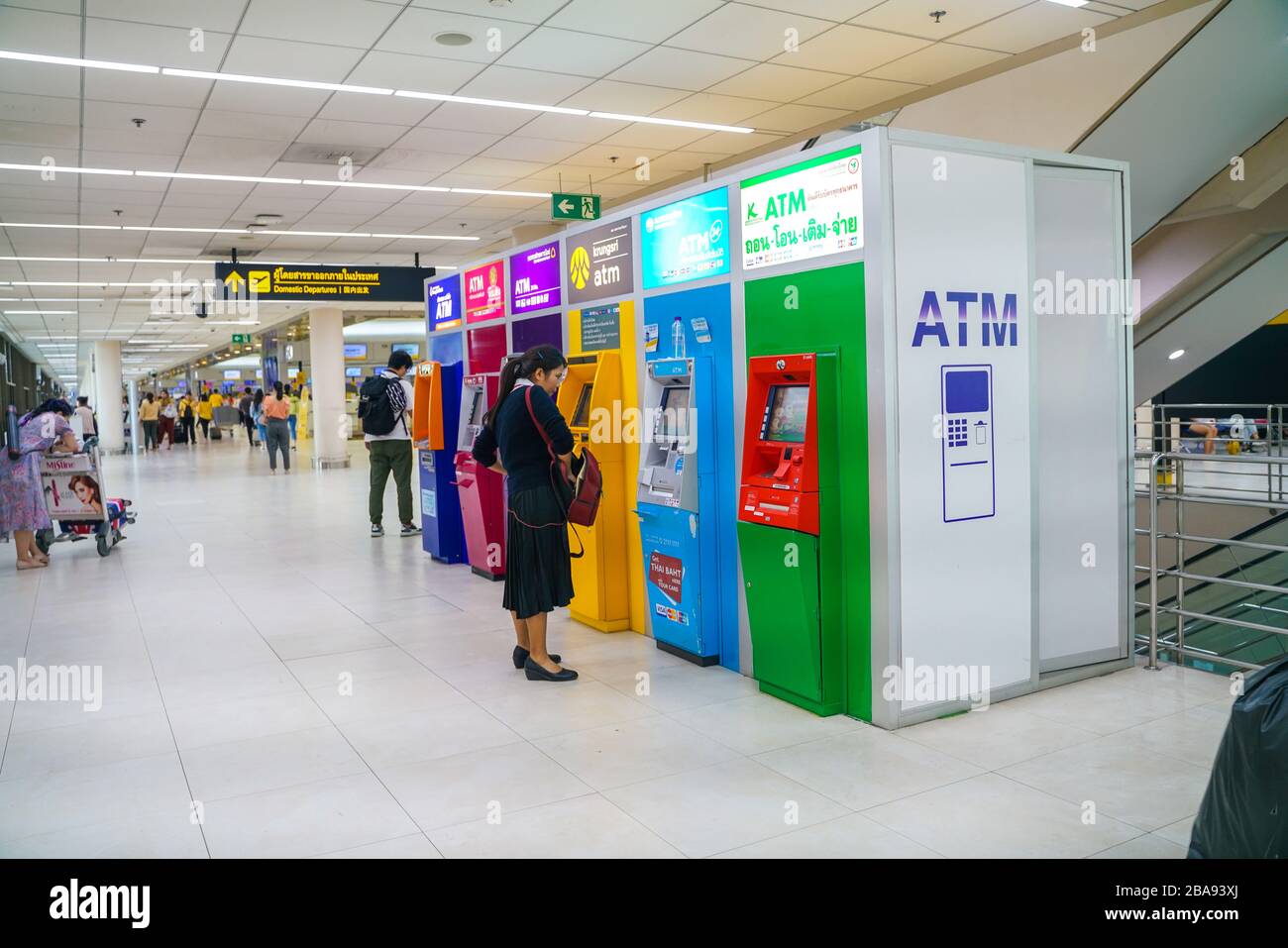 BANGKOK, THAILAND - 12. Juli 2019: Touristen, die Automated Teller ...