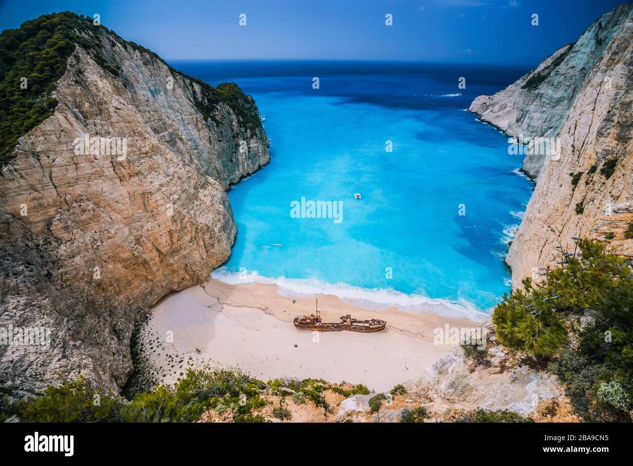 Schiffswrack am Strand von Navagio. Türkisblaues Meerwasser und sandiger Strand von Azure ...