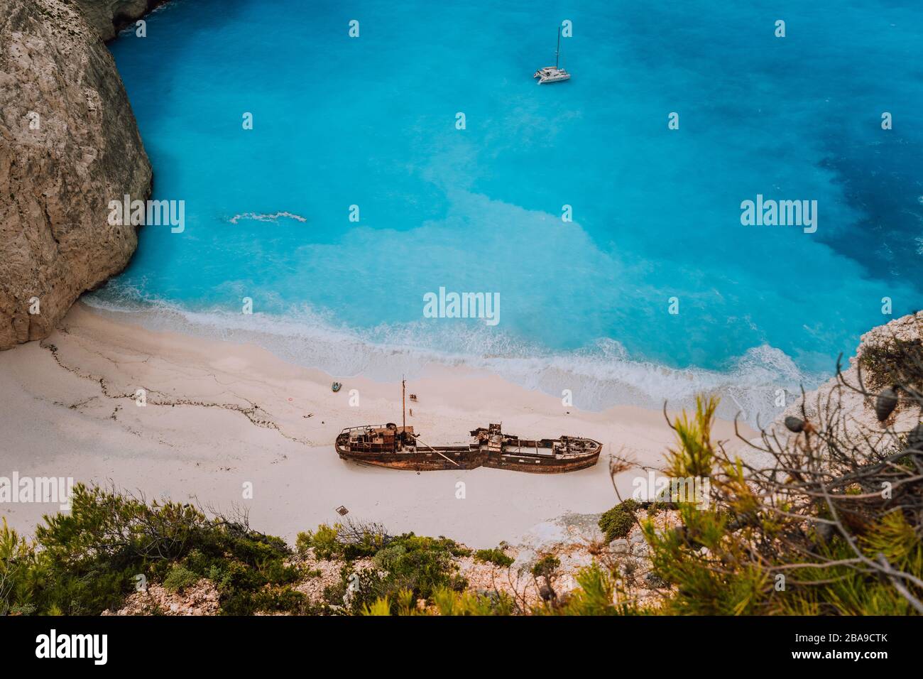 Schiffswrack am Strand von Navagio. Azure türkisblaues Meerwasser und paradiesischer sandiger ...