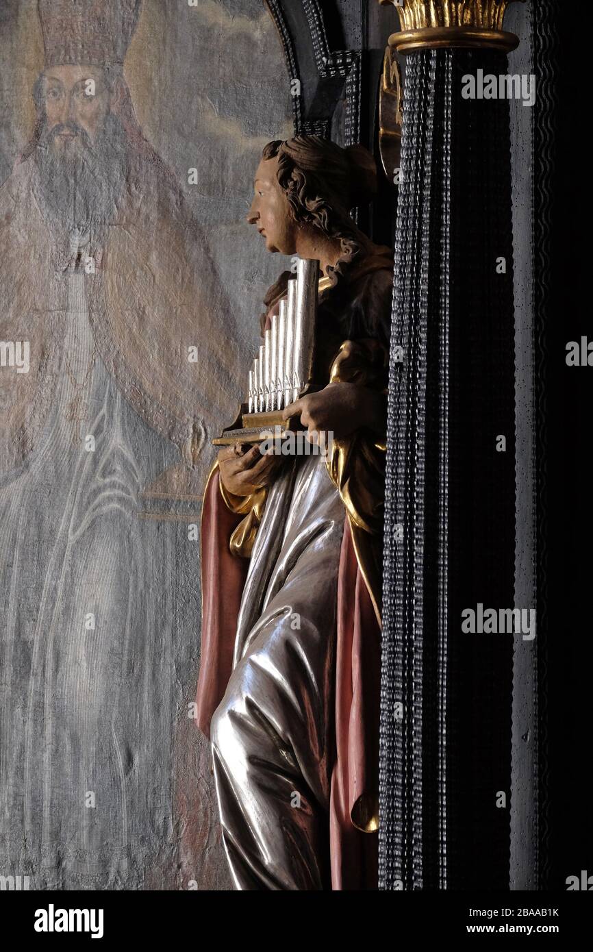 Die heilige Cecilia, Statue auf dem Altarbild der heiligen Apollonia in der Kirche der heiligen ...