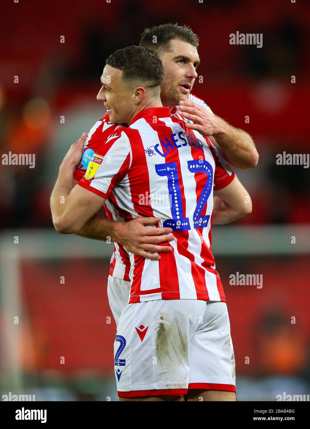 Die Stoke City-Spieler Sam Vokes (rechts) und James Chester feiern ...