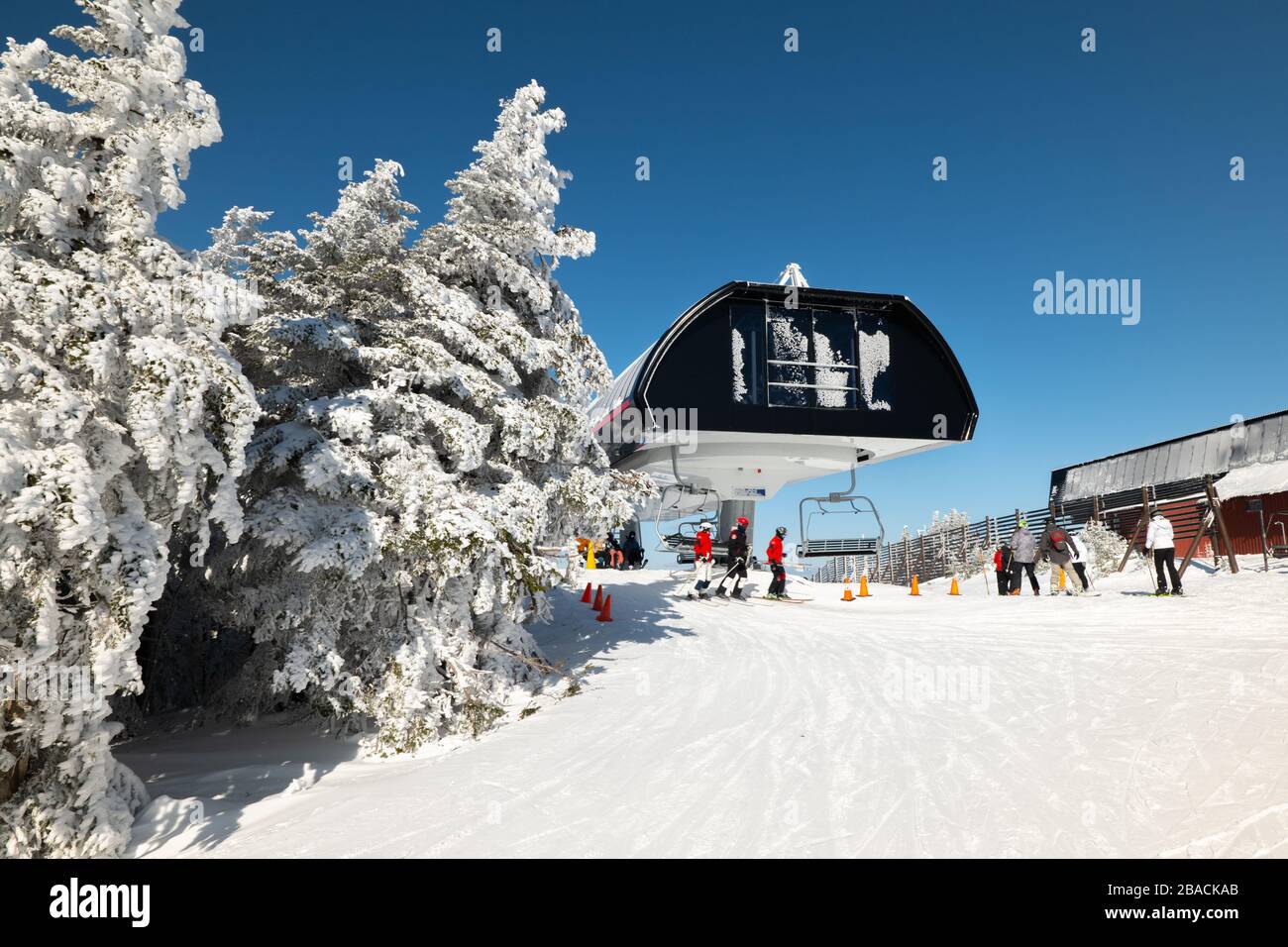 View ski lift snow covered -Fotos und -Bildmaterial in hoher Auflösung ...