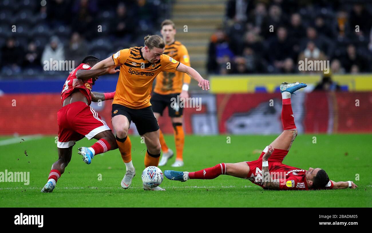 Tom Eaves von Hull City kämpft mit Anthony Knockaert (rechts) von ...