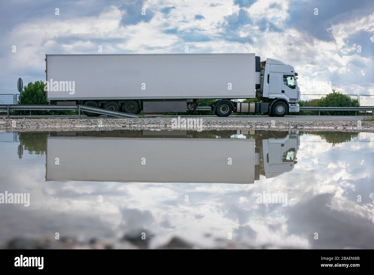 LKW mit gekühltem Sattelauflieger für den Transport von verderblichen ... LKW mit gekühltem Sattelauflieger für den Transport von verderblichen ...