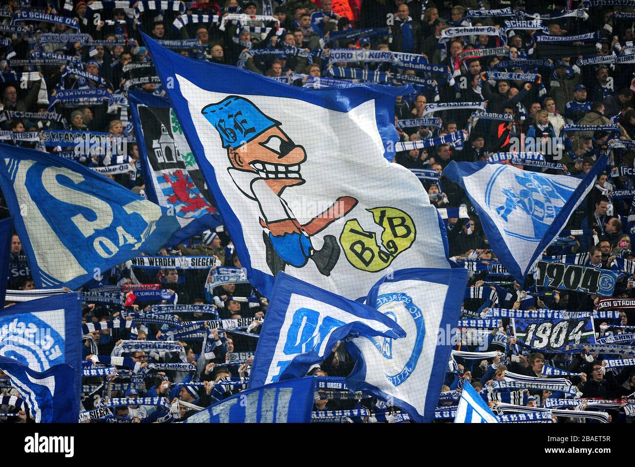 Schalke 04 fans -Fotos und -Bildmaterial in hoher Auflösung – Alamy