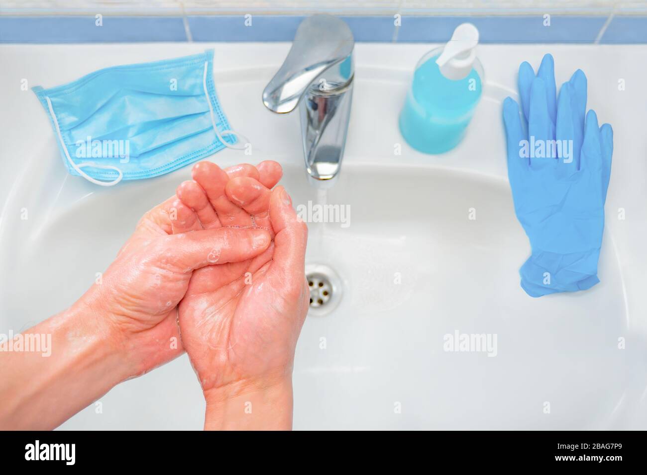 Mund mit seife waschen -Fotos und -Bildmaterial in hoher Auflösung – Alamy
