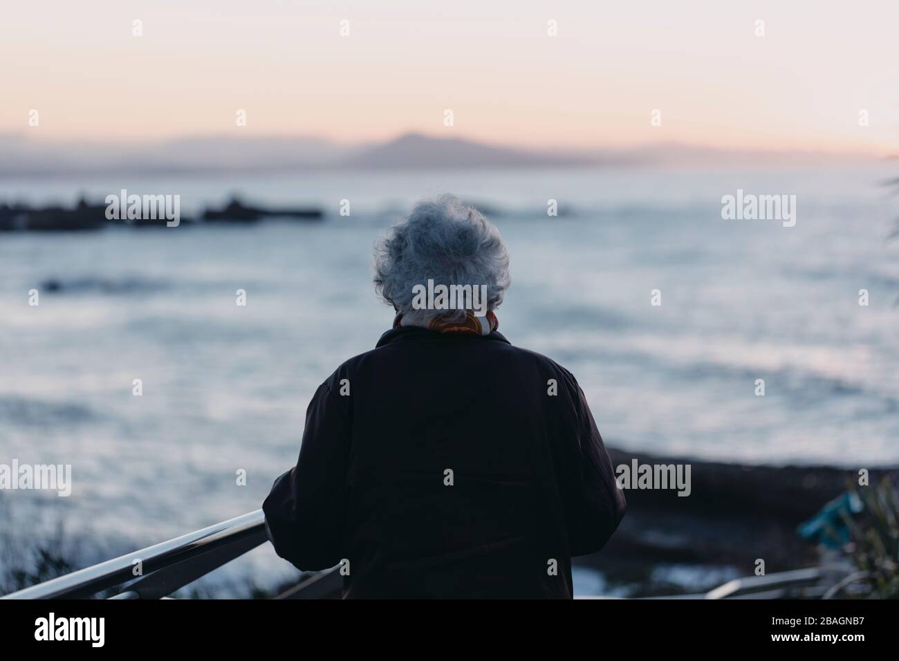 ältere frau von hinten -Fotos und -Bildmaterial in hoher Auflösung – Alamy