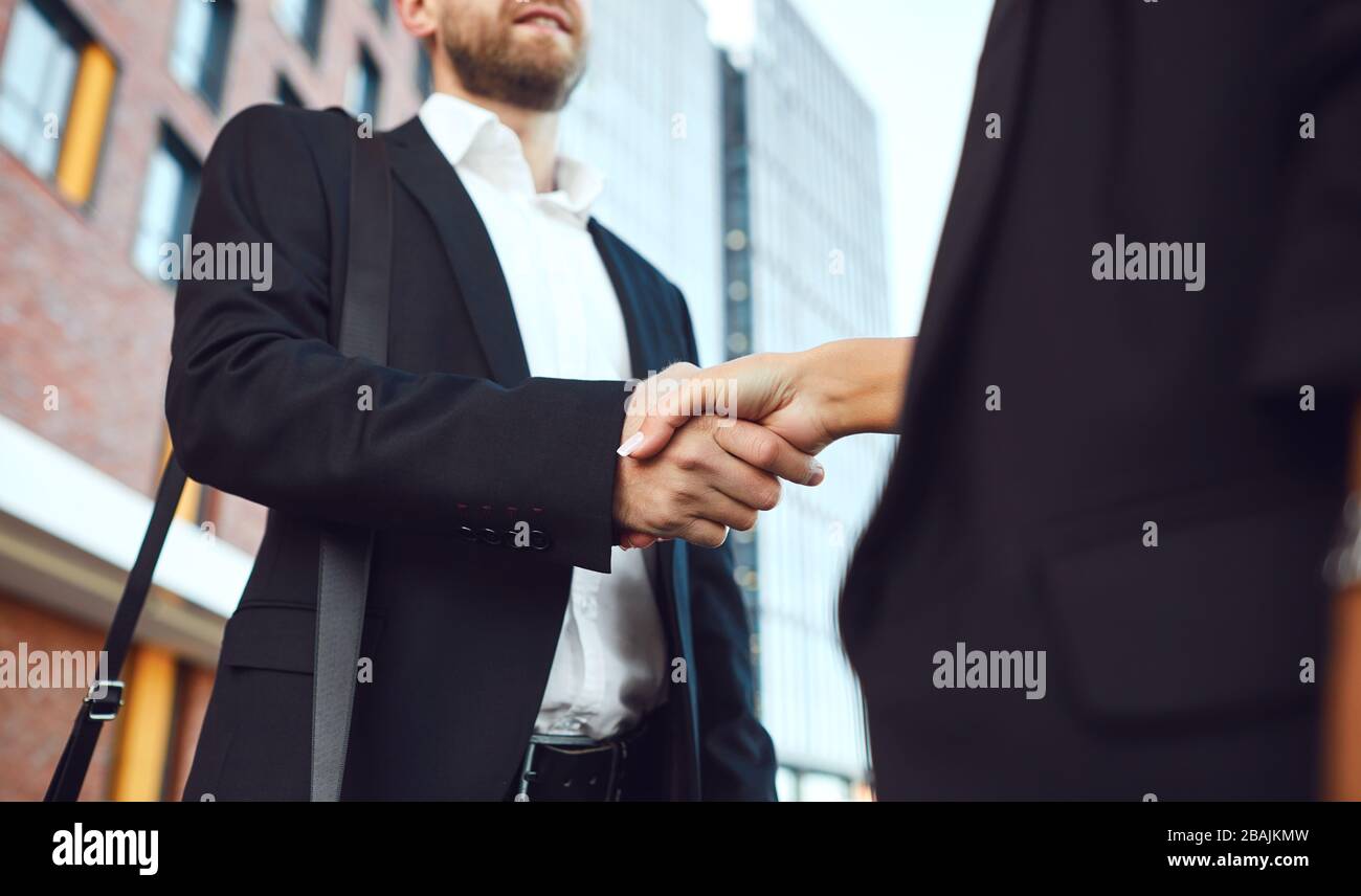 Hand Schütteln Frau Mann Business Stockfotos und -bilder Kaufen - Alamy