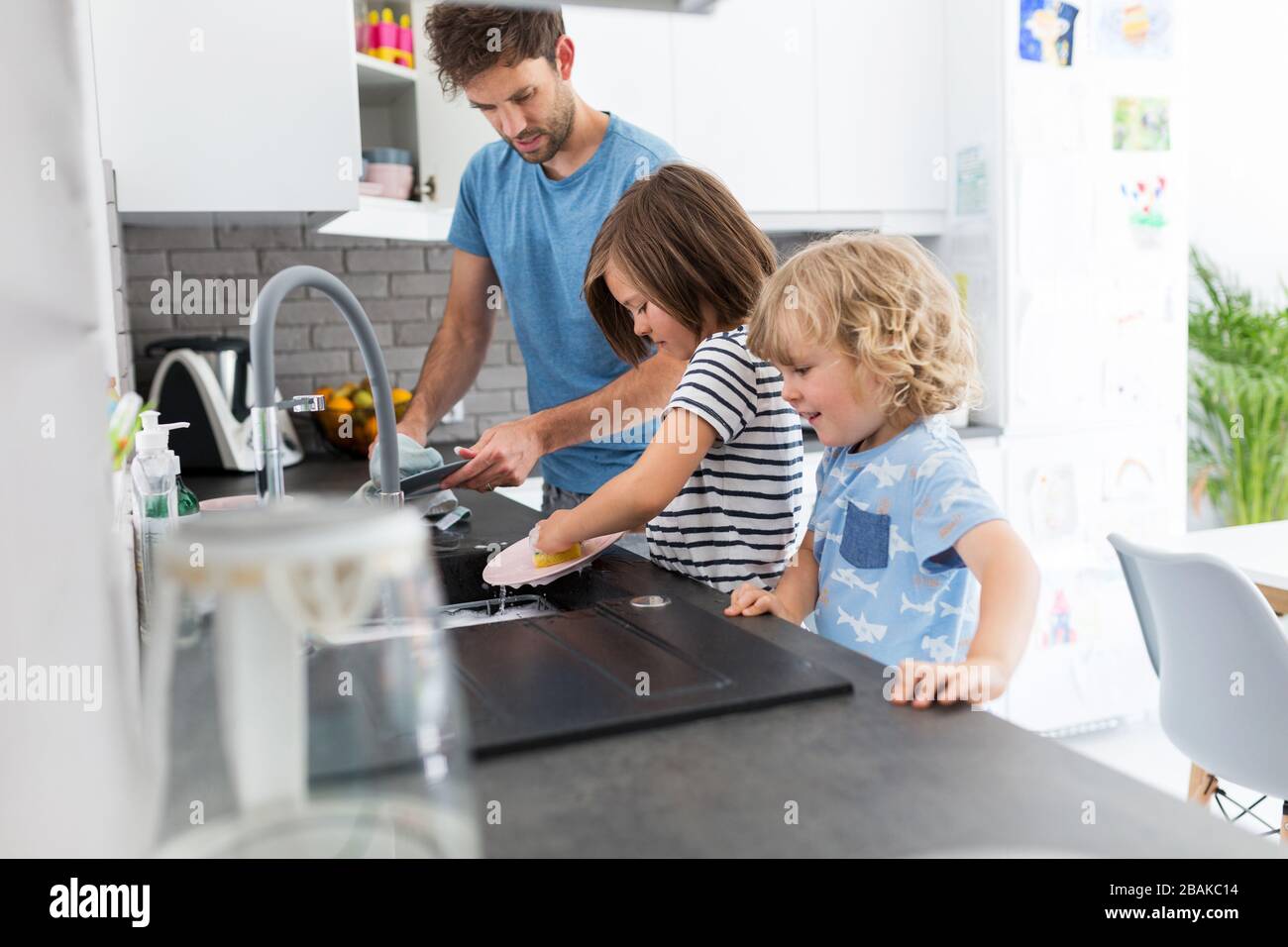 Kinder Helfen Den Eltern Bei Der Hausarbeit Stockfotos und -bilder Kaufen - Alamy