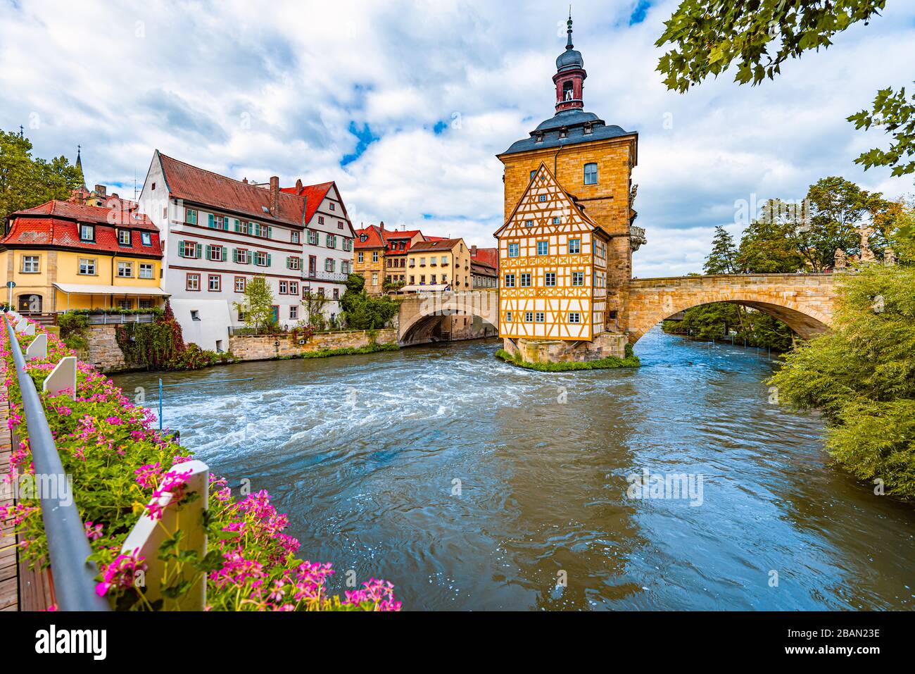 Bamberger Stadt in Deutschland. Rathausbau im Hintergrund mit blauem ...