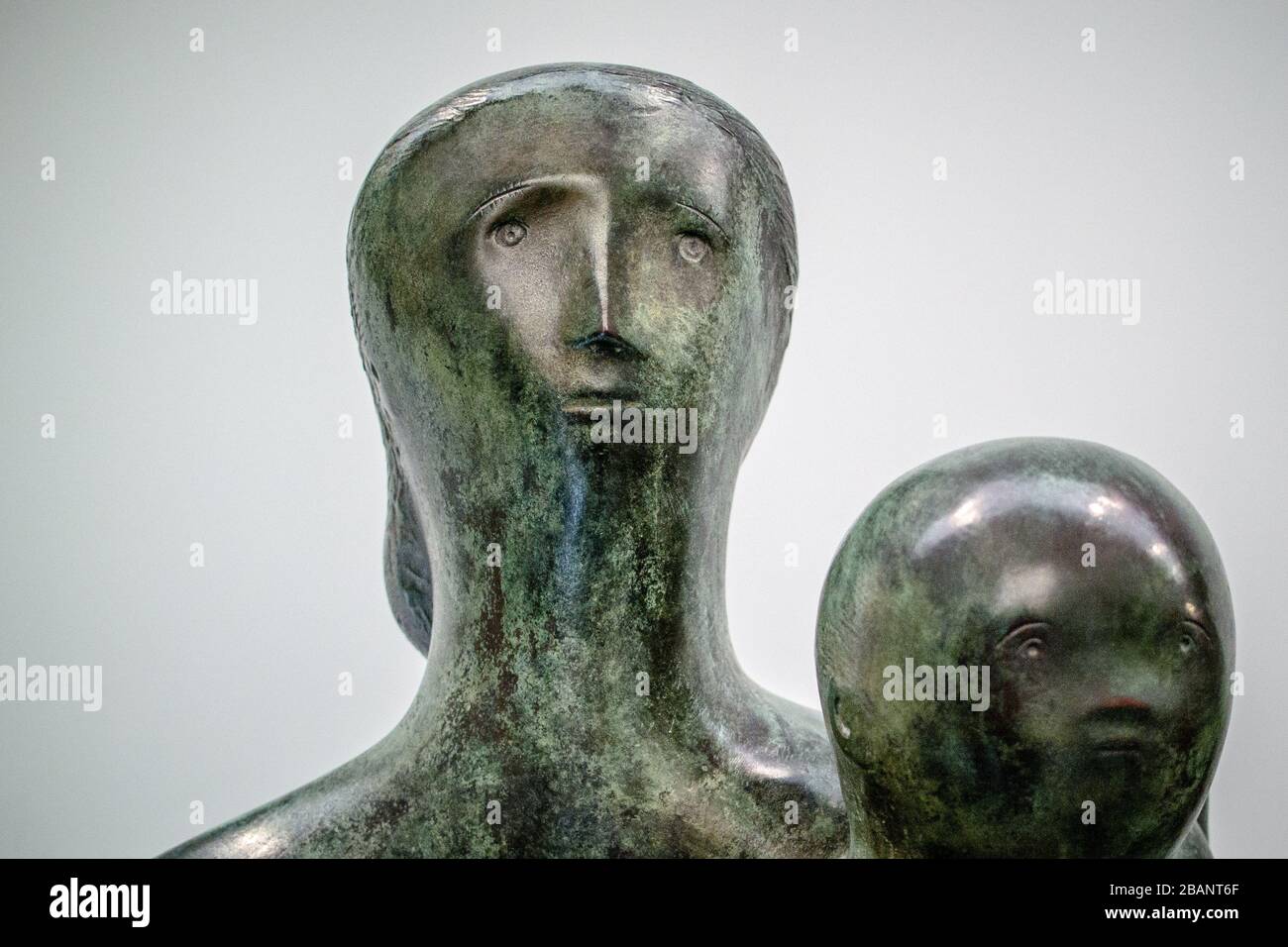 Mutter und kind skulptur henry moore -Fotos und -Bildmaterial in hoher Auflösung – Alamy