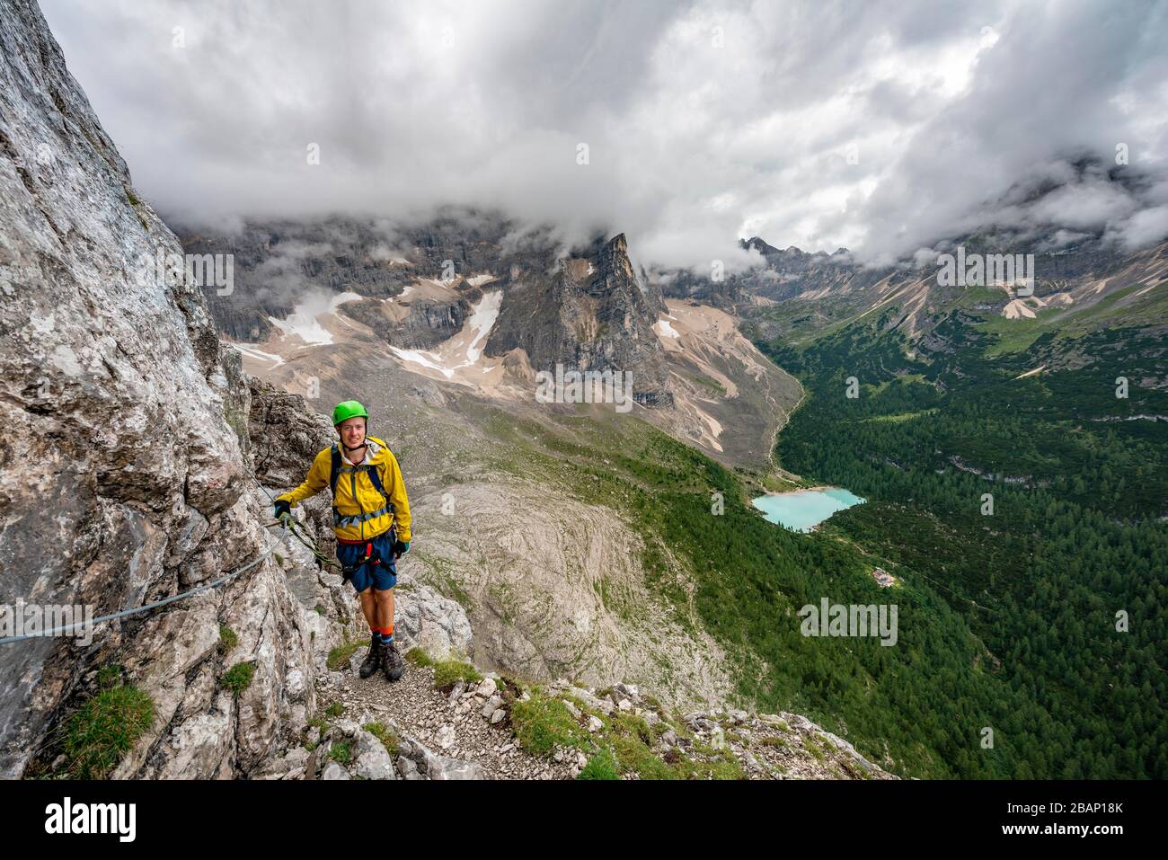 Bergsteiger auf einem klettersteig vandelli -Fotos und -Bildmaterial in ...