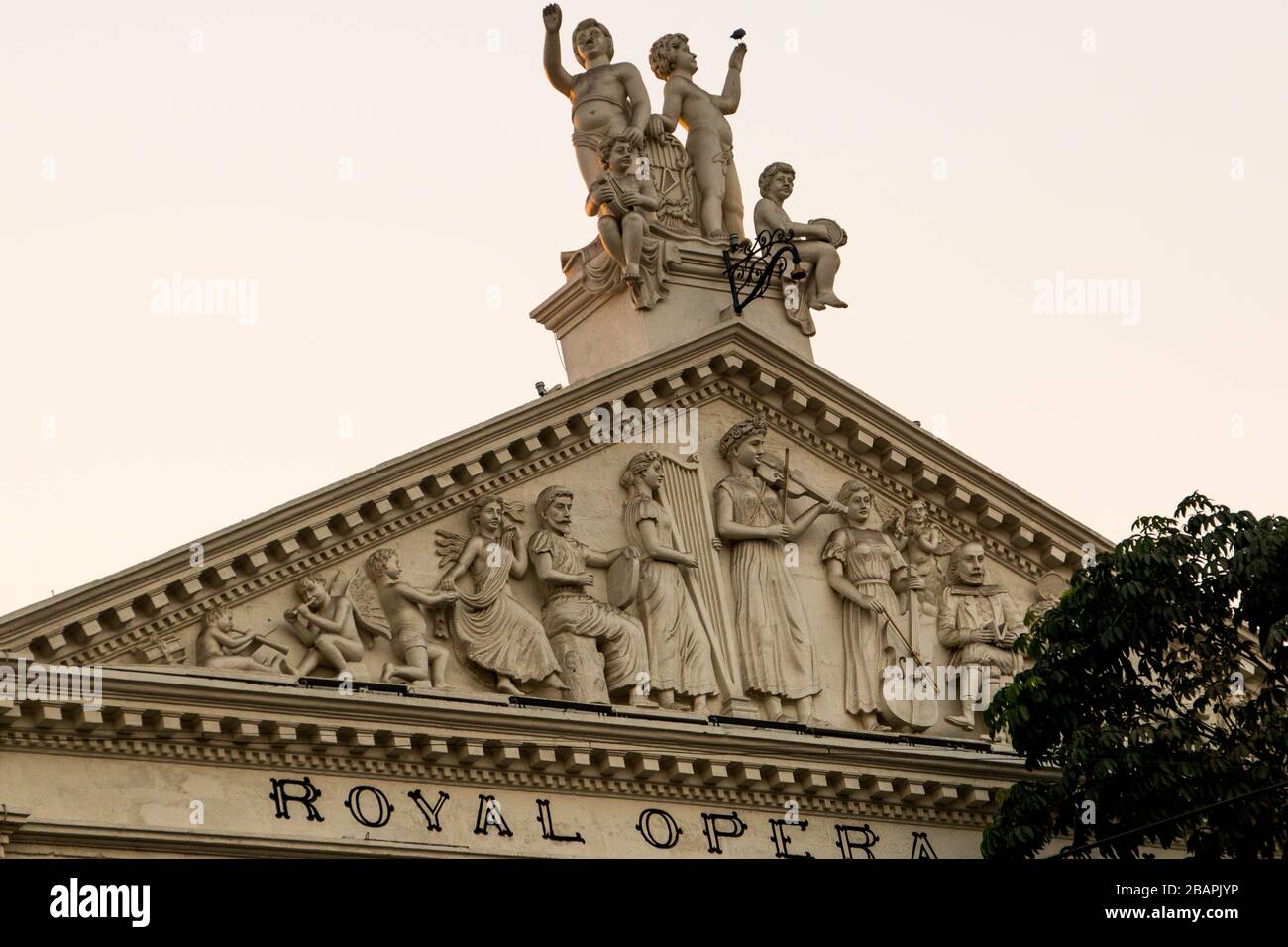 Royal opera house mumbai -Fotos und -Bildmaterial in hoher Auflösung ...