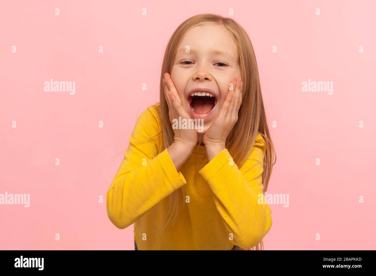 Seine augen weit offen halten -Fotos und -Bildmaterial in hoher ...