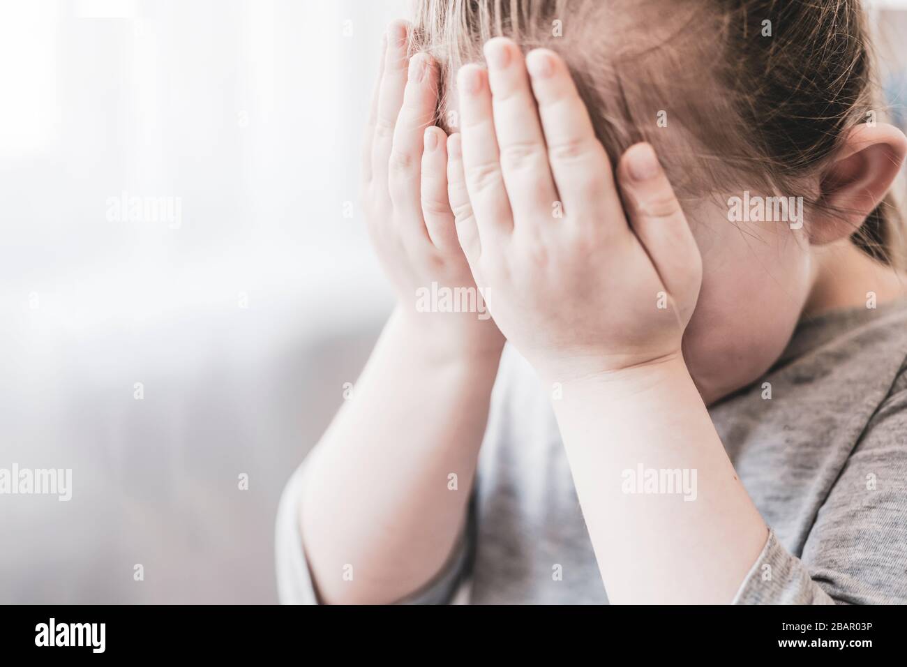 Kind traurig -Fotos und -Bildmaterial in hoher Auflösung – Alamy