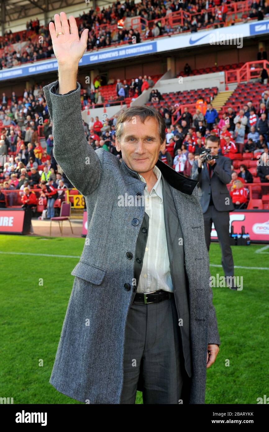 Fußball halbe länge -Fotos und -Bildmaterial in hoher Auflösung – Alamy