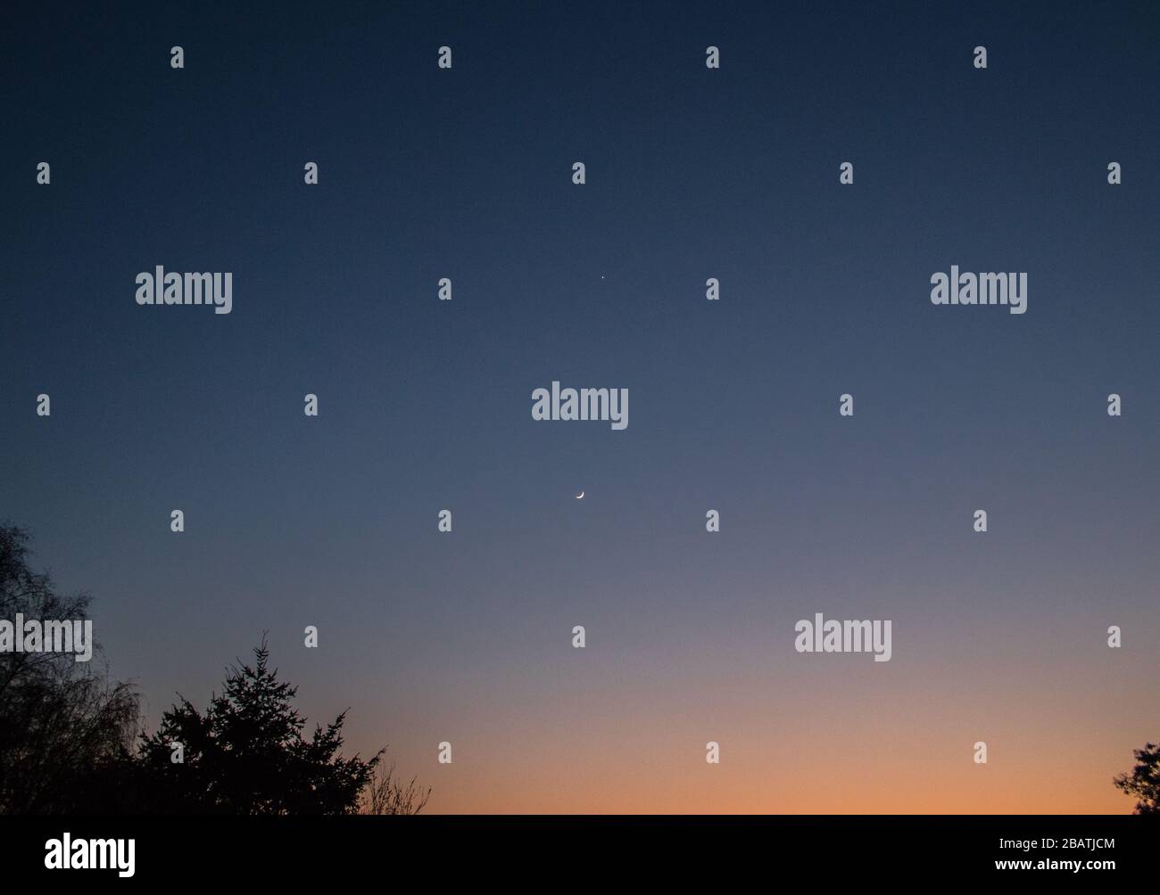 Wachsmond und Venus, der Abendstern, zusammen gesehen nach ...
