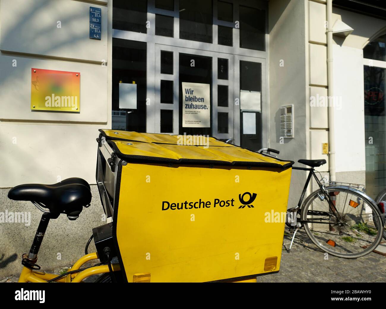 Fahrrad der deutschen post mit buchstaben -Fotos und -Bildmaterial in ...