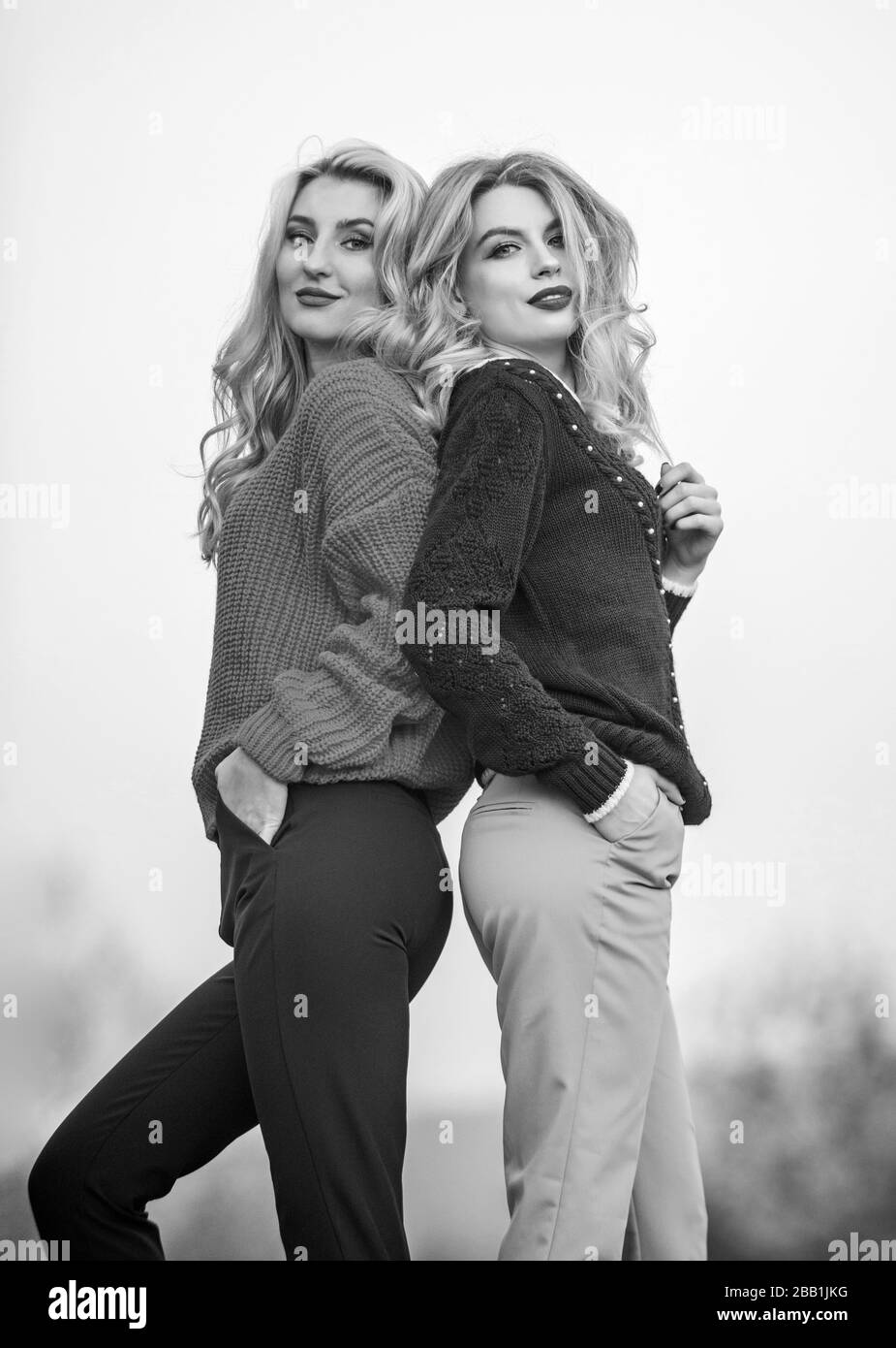 Schwestern genießen bunte Outfits auf düsterem Tageshimmelhintergrund ...