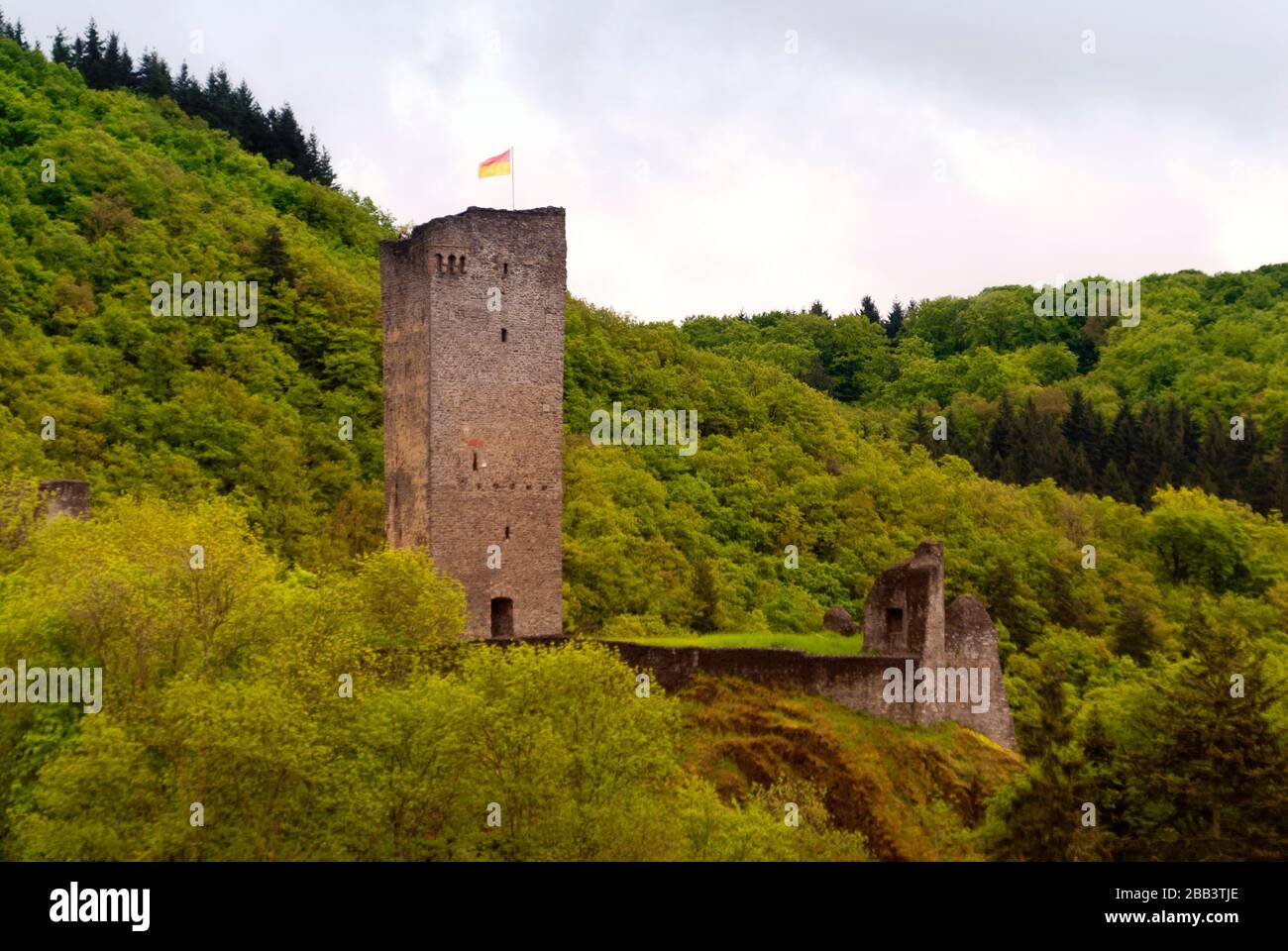 Die burgruinen von manderscheid -Fotos und -Bildmaterial in hoher ...