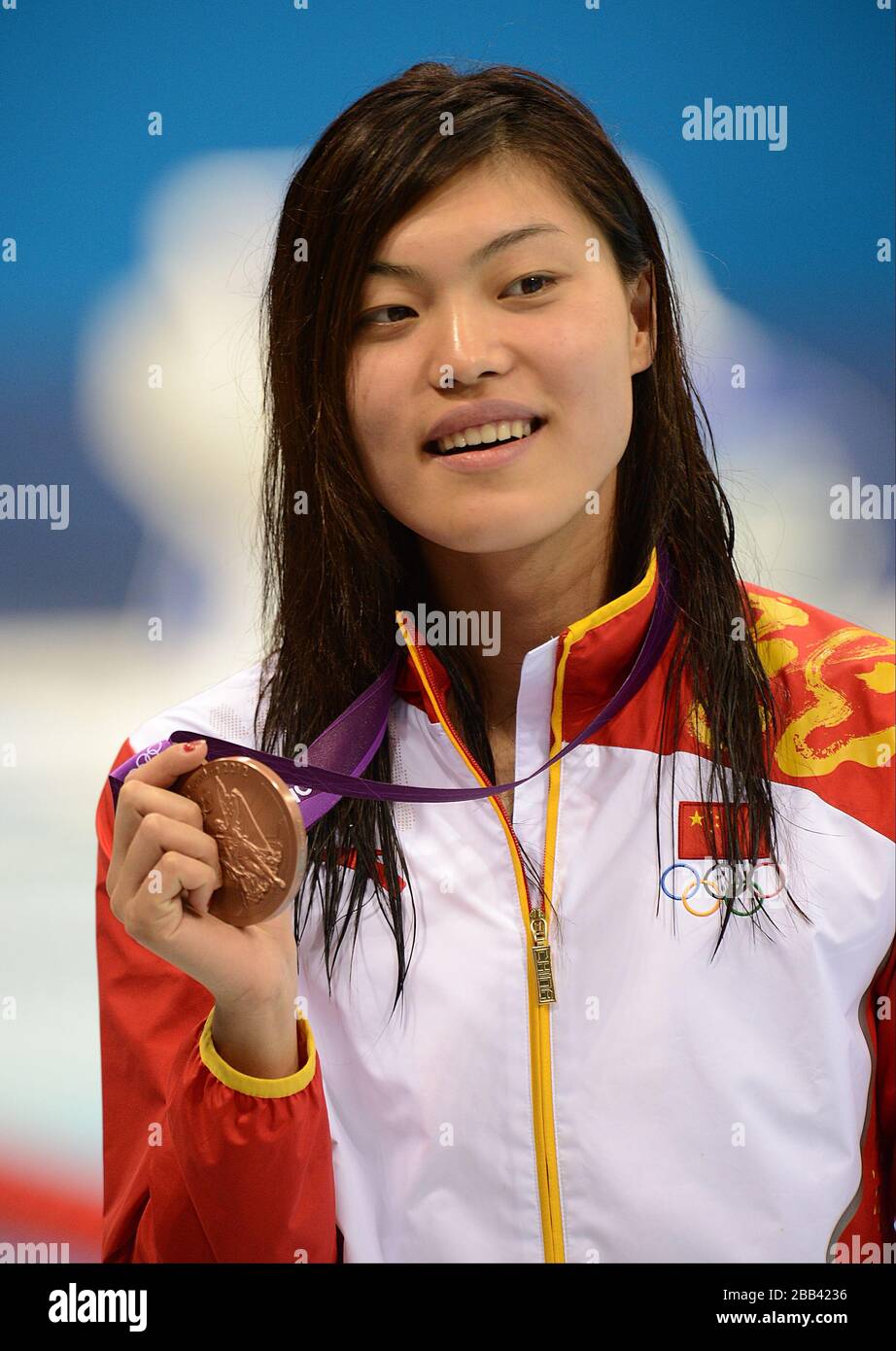 Bronzemedaillengewinnerin Yi Tang feiert mit ihrer Medaille nach dem ...