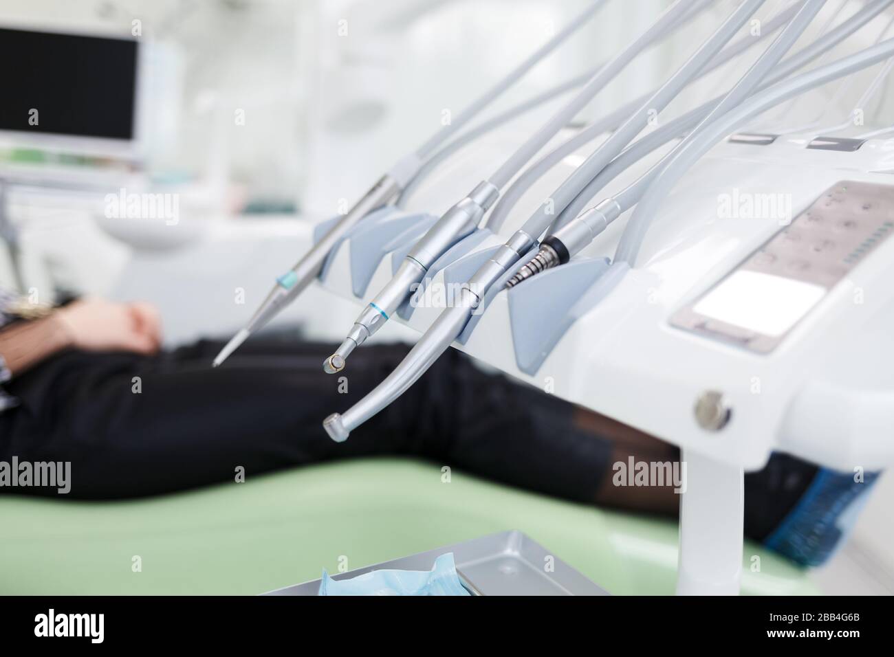 Zahnarzt bohrt bei frau -Fotos und -Bildmaterial in hoher Auflösung – Alamy