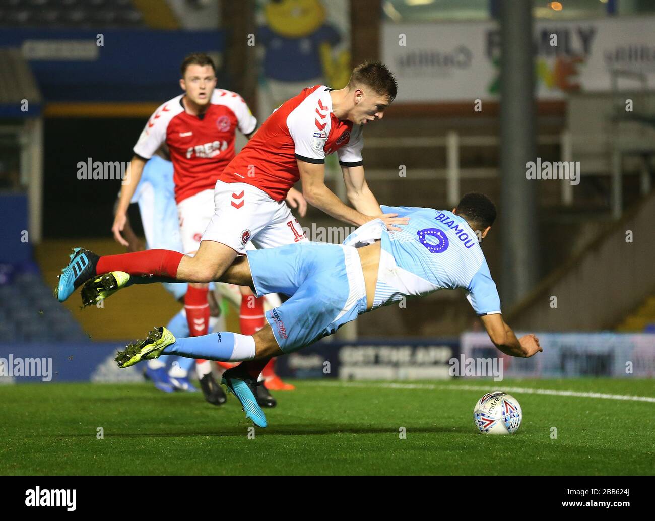 Der Max Biamou (rechts) von Coventry City wird vom Jimmy Dunne von ...