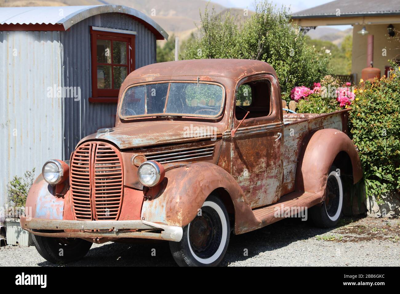 Altes rostiges Auto. Alter verfallener LKW. Oldtimer. Friedhof ...