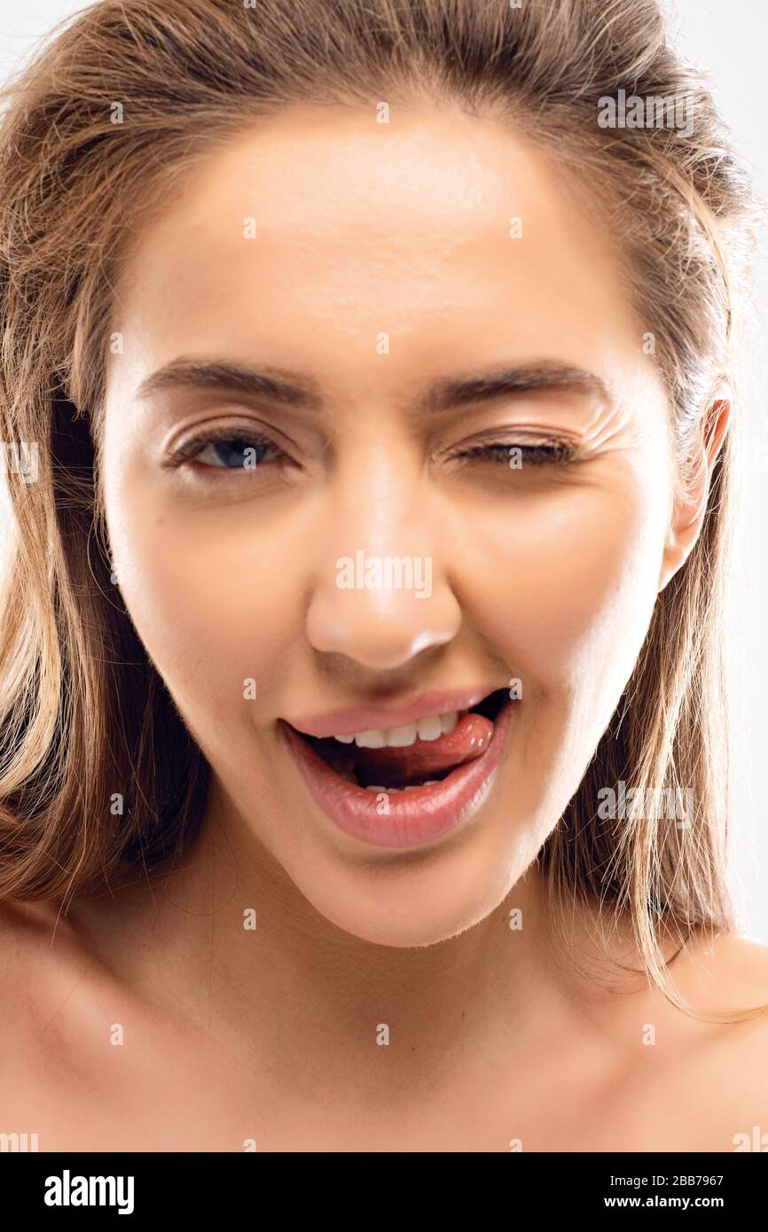 Lustige Frau, die ihre Zunge zeigt und winkelt. Spaß allein haben ...