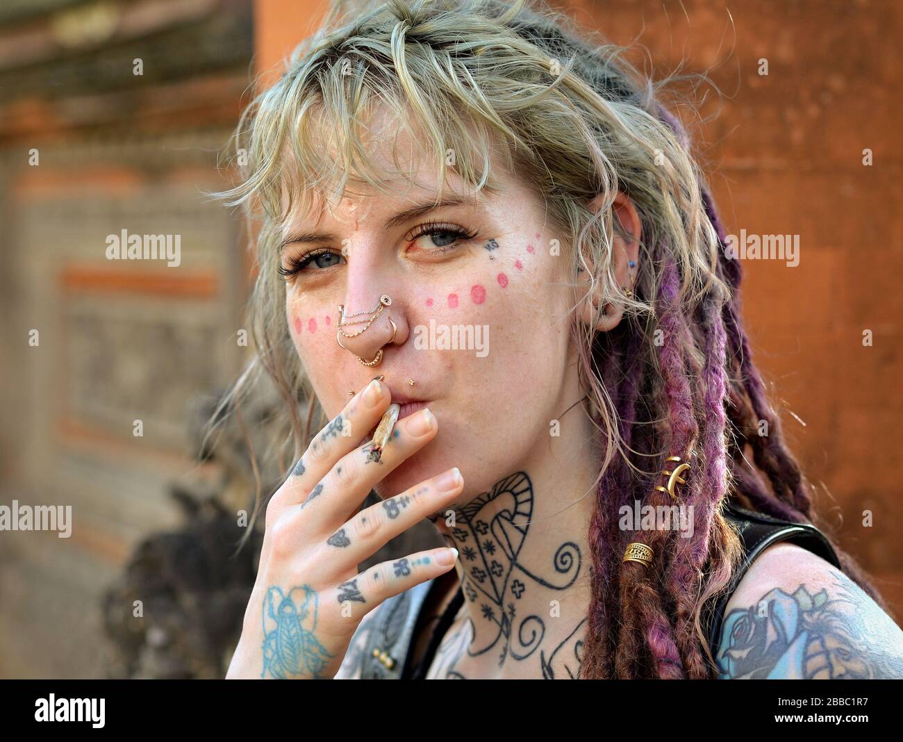 Ein mädchen mit tätowierungen und piercings -Fotos und -Bildmaterial in ...