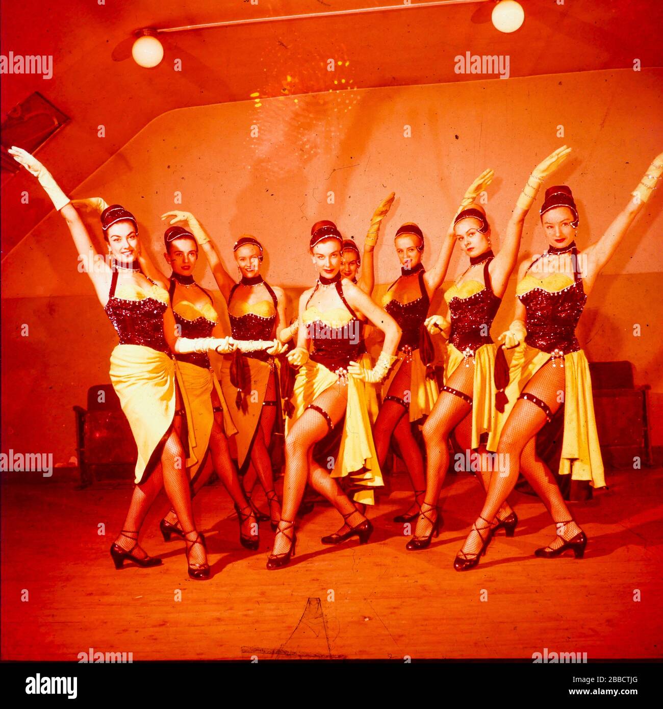 Lido bluebell girls -Fotos und -Bildmaterial in hoher Auflösung – Alamy