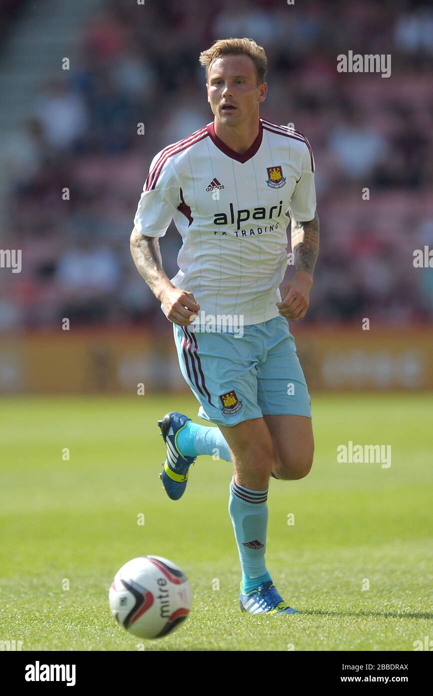 West ham uniteds matt taylor -Fotos und -Bildmaterial in hoher ...