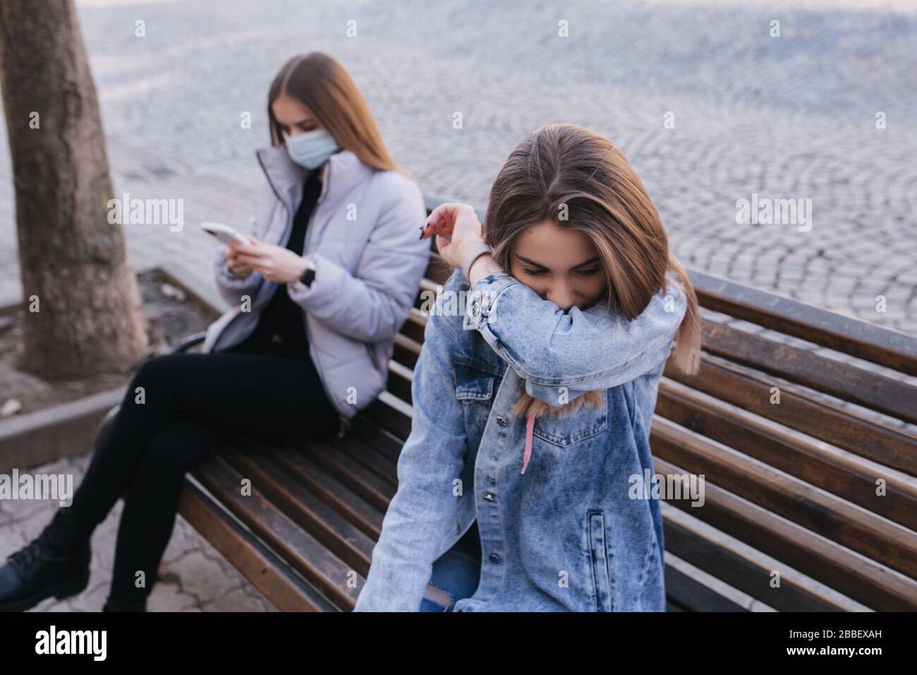 Jugendliche Mit Masken Coronavirus Covid 19 Stockfotos und -bilder ...