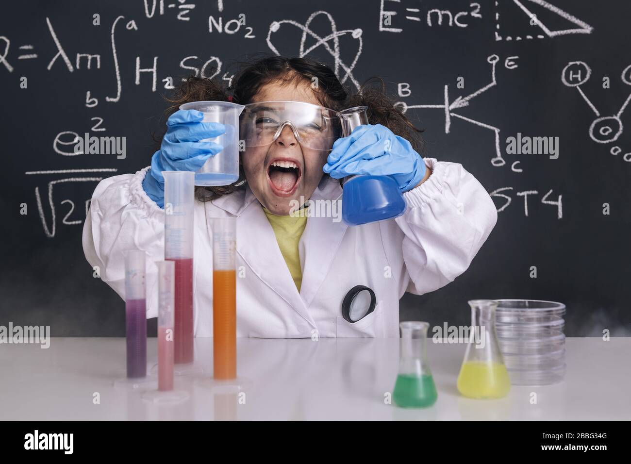 Lustige Wissenschaftlerin Mädchen mit Handschuhen und Brille im ...