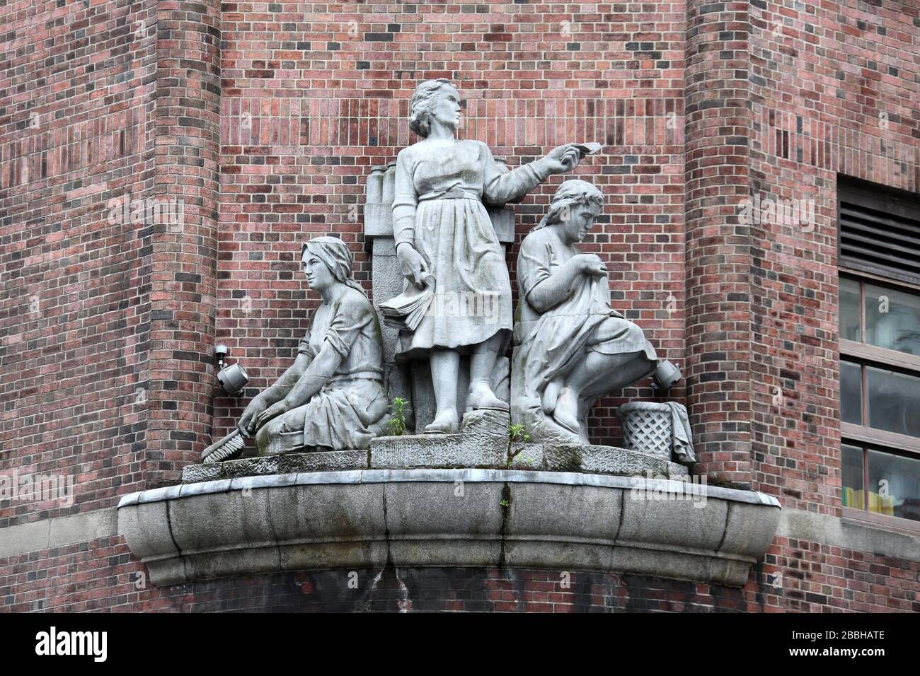 Die "Three Graces"-Skulptur von Gabriel Hayes in der Cathal Brugha ...