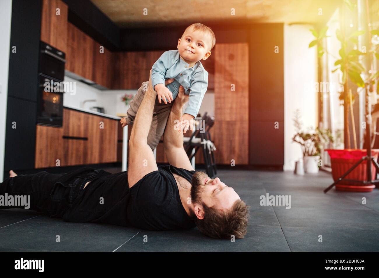 Elternteil, Der Mit Jungen Arbeitet Stockfotos und -bilder Kaufen - Alamy