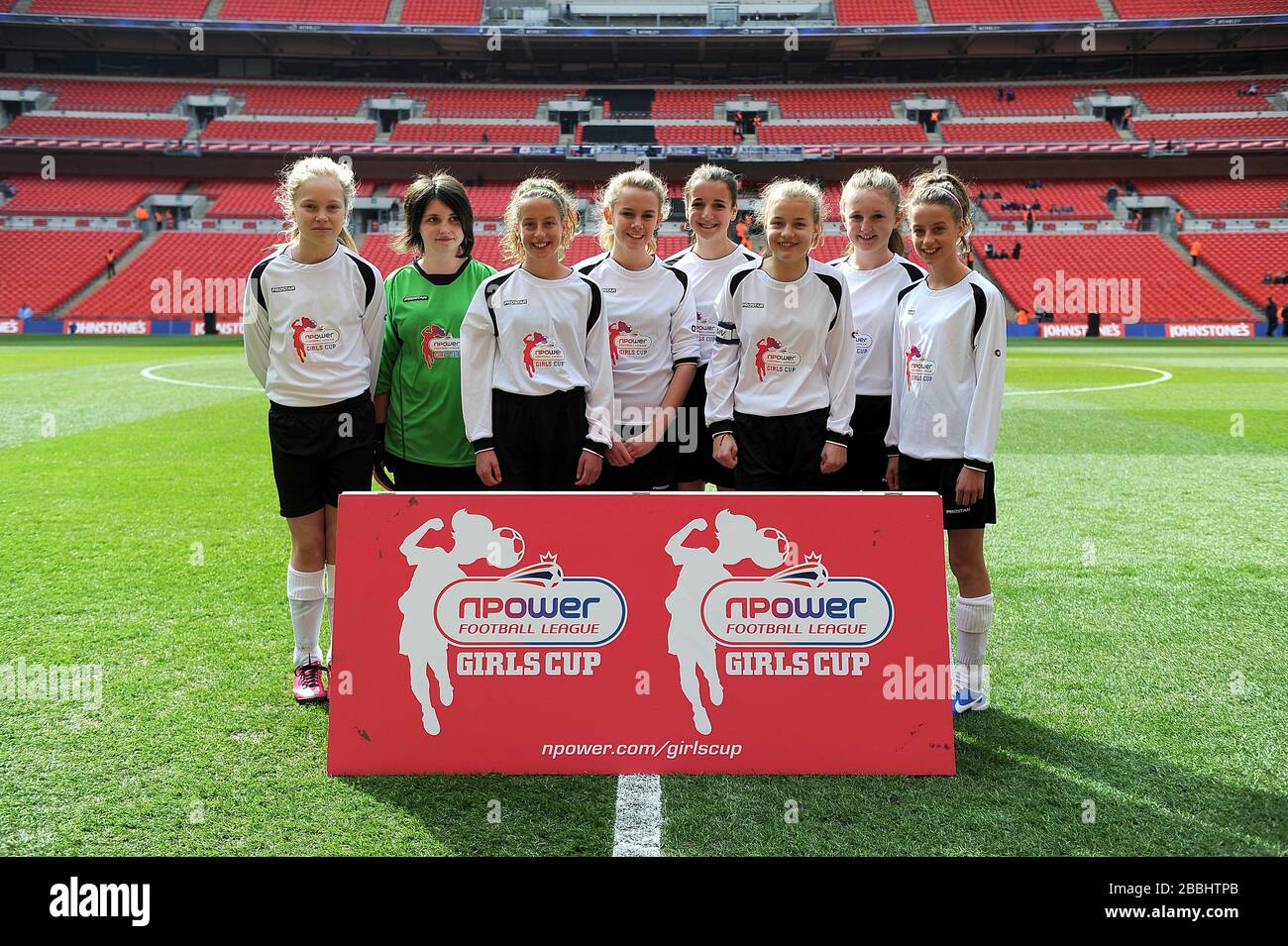 Mannschaftsgruppen vor dem Finale des Football League Girls Cup ...