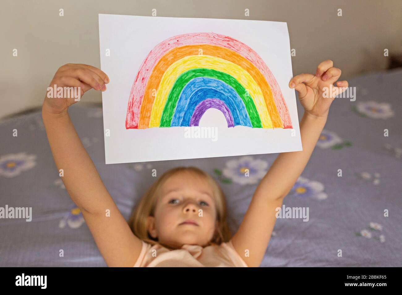 Kinder malen Regenbogen während Covid-19 Quarantäne zu Hause. Bleiben ... Kinder malen Regenbogen während Covid-19 Quarantäne zu Hause. Bleiben ...